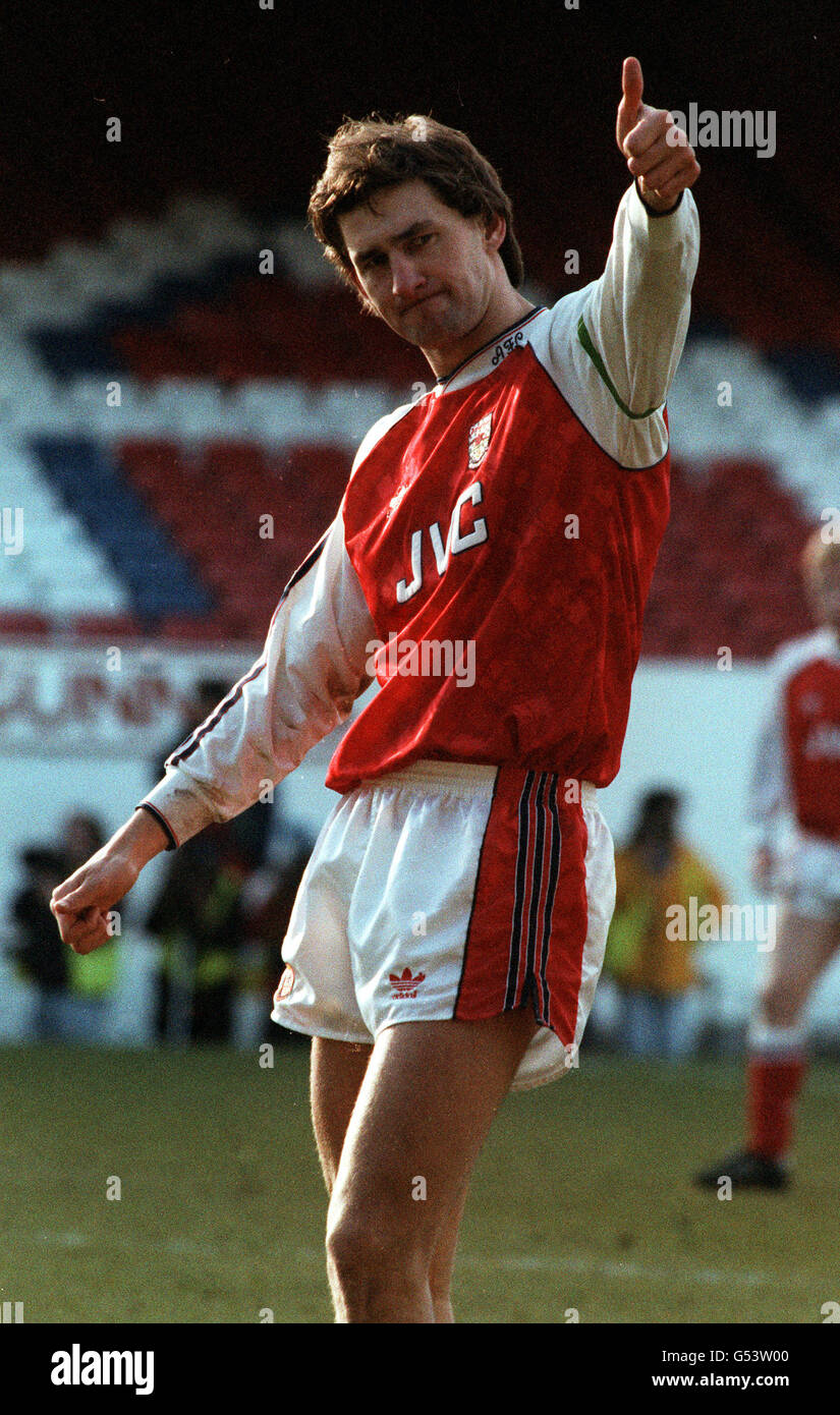 PA PHOTOS 16/2/1991 ARSENAL'S FIRST TEAM CAPTAIN, TONY ADAMS MAKING A ...