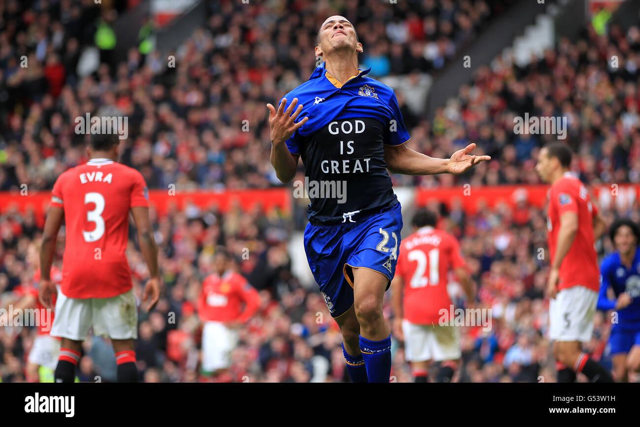 Everton's Steven Pienaar celebrates scoring his team's fourth goal and ...
