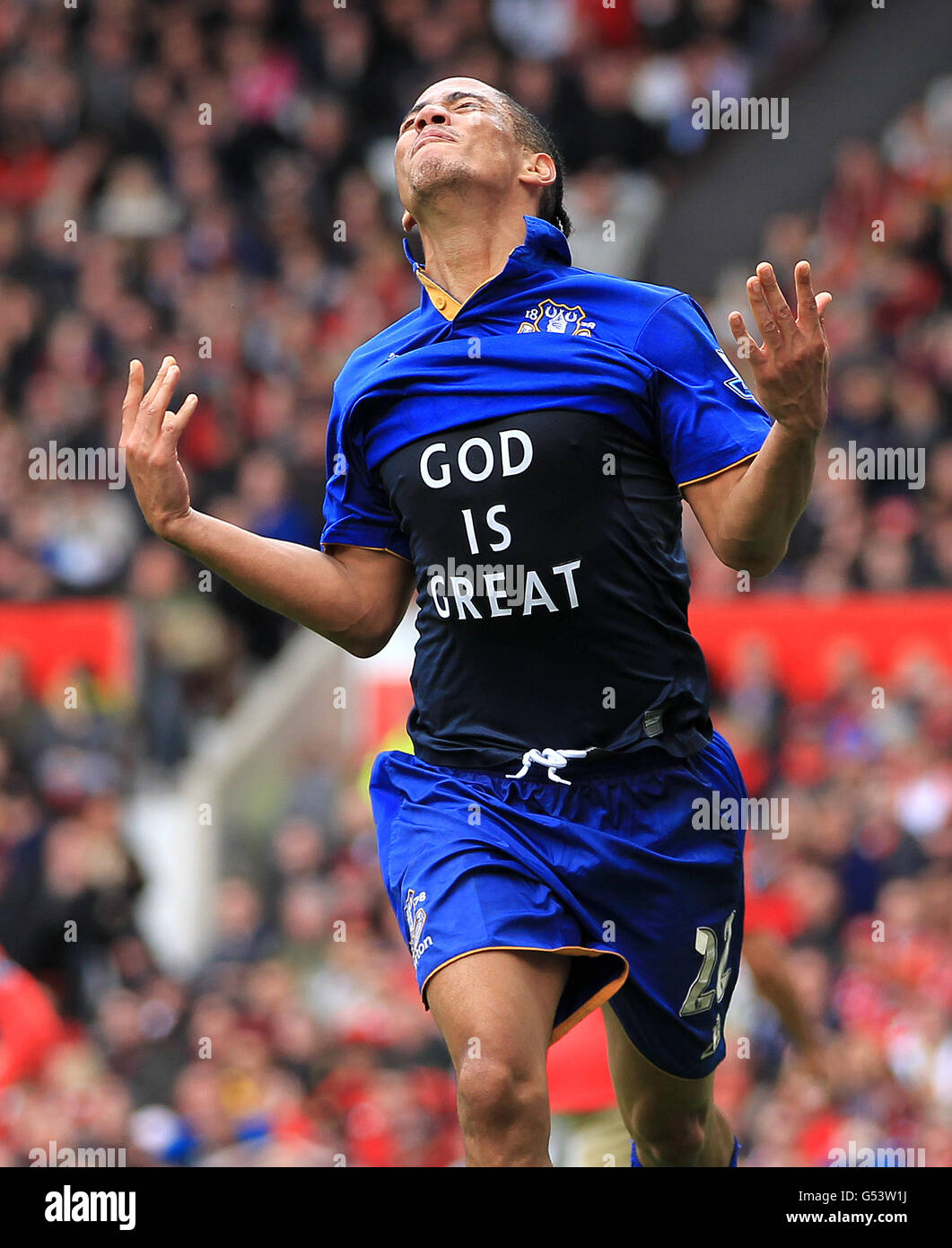 Everton's Steven Pienaar celebrates scoring his team's fourth goal and ...
