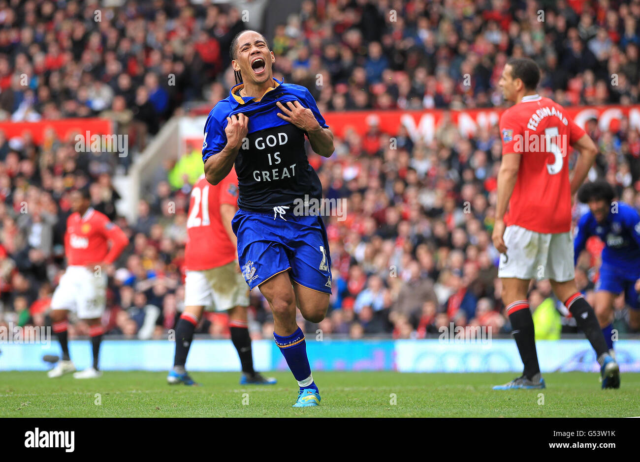 Everton's Steven Pienaar celebrates scoring his team's fourth goal and ...