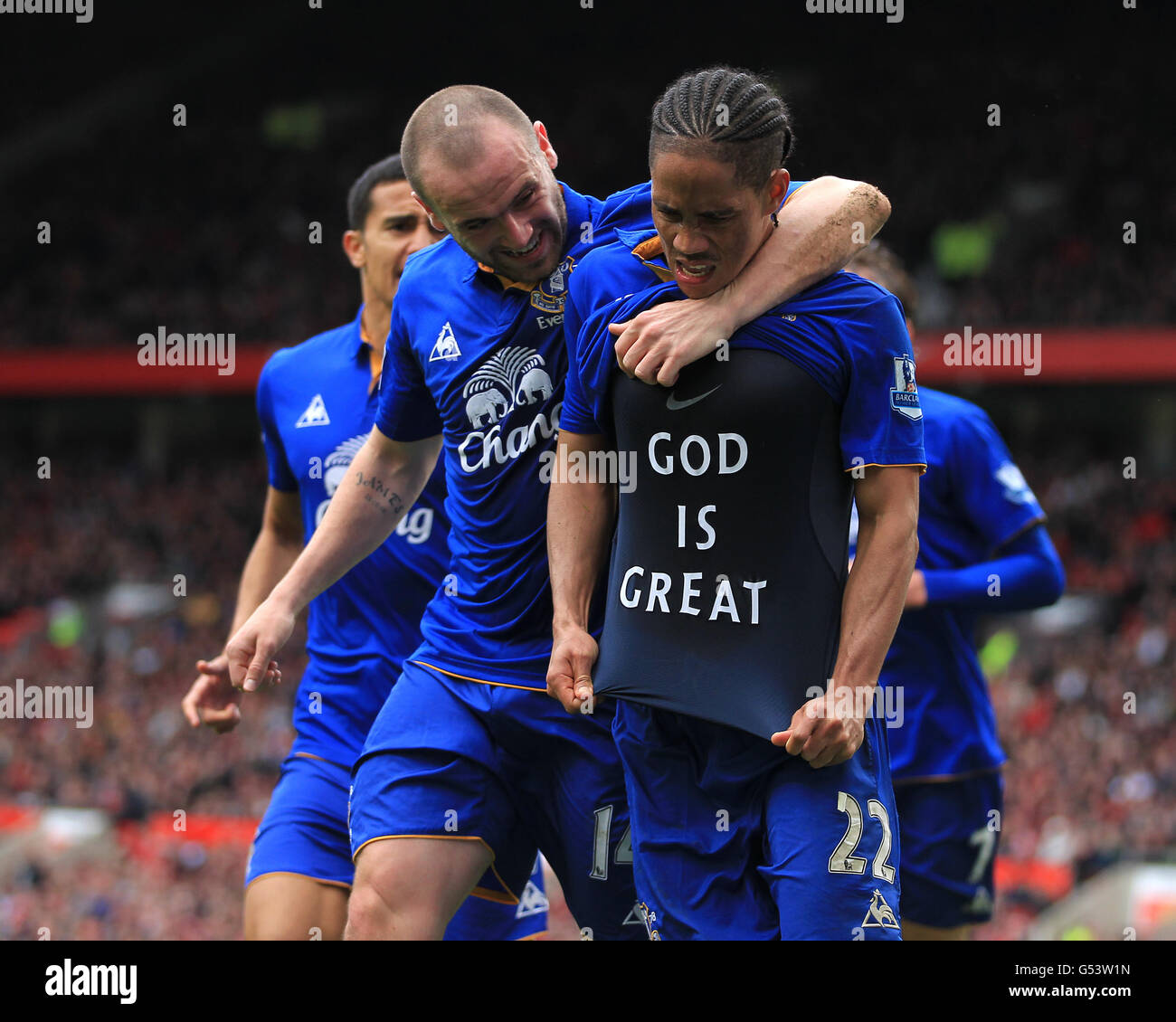 Everton's Steven Pienaar celebrates scoring his team's fourth goal and ...