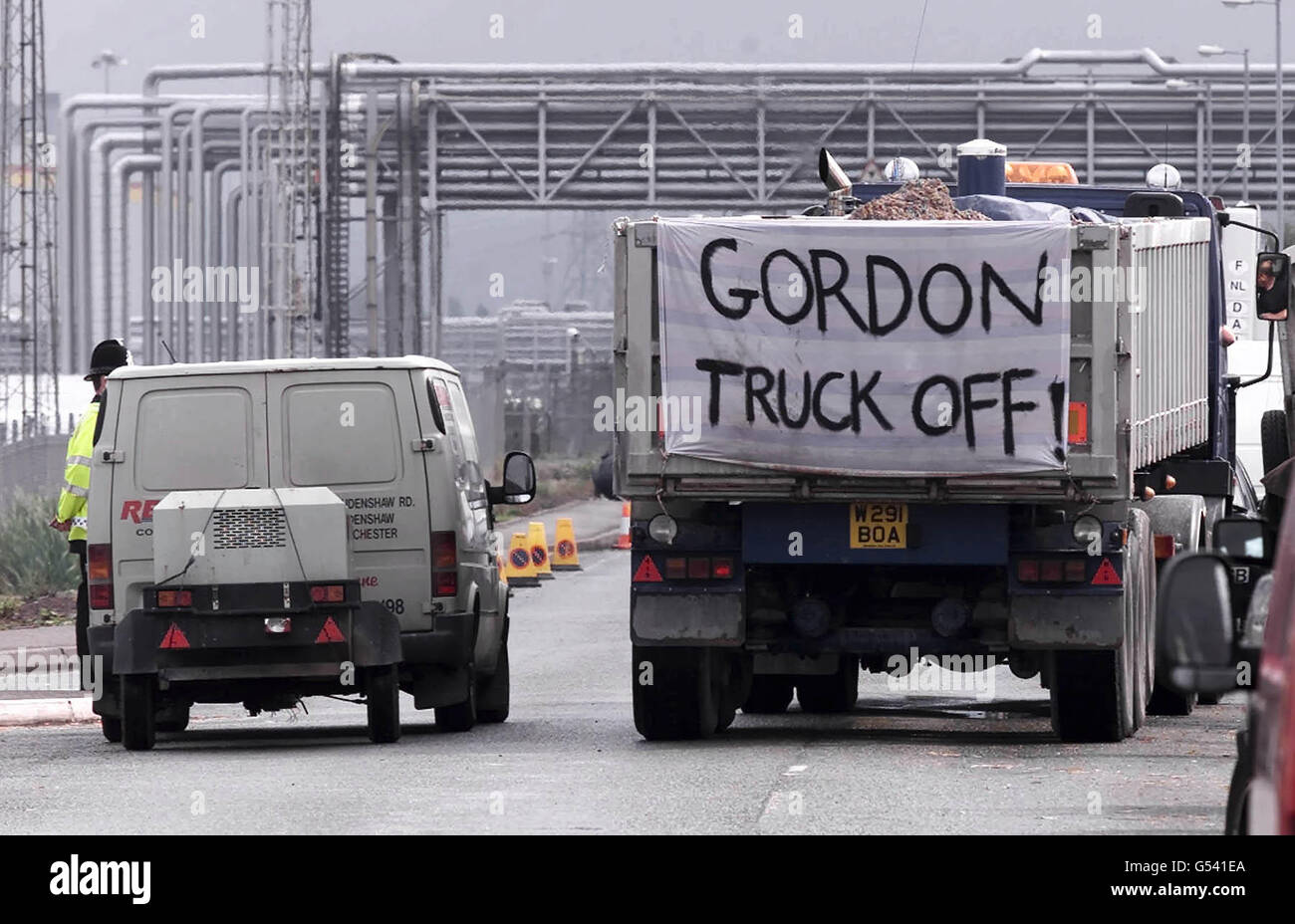 A lorry driver sends the government a clear message as he drives pass ...