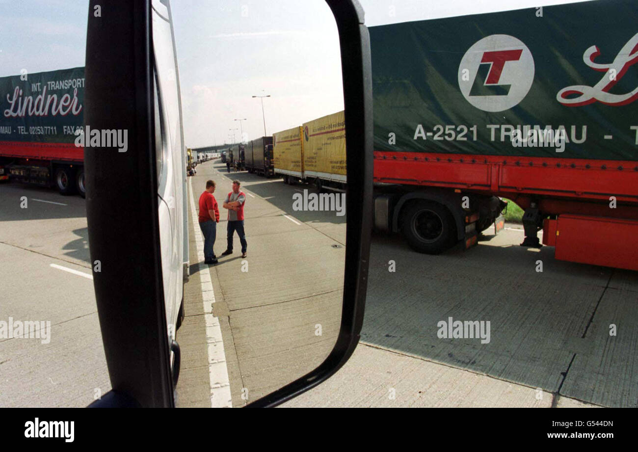 Lorry drivers talking hi-res stock photography and images - Alamy