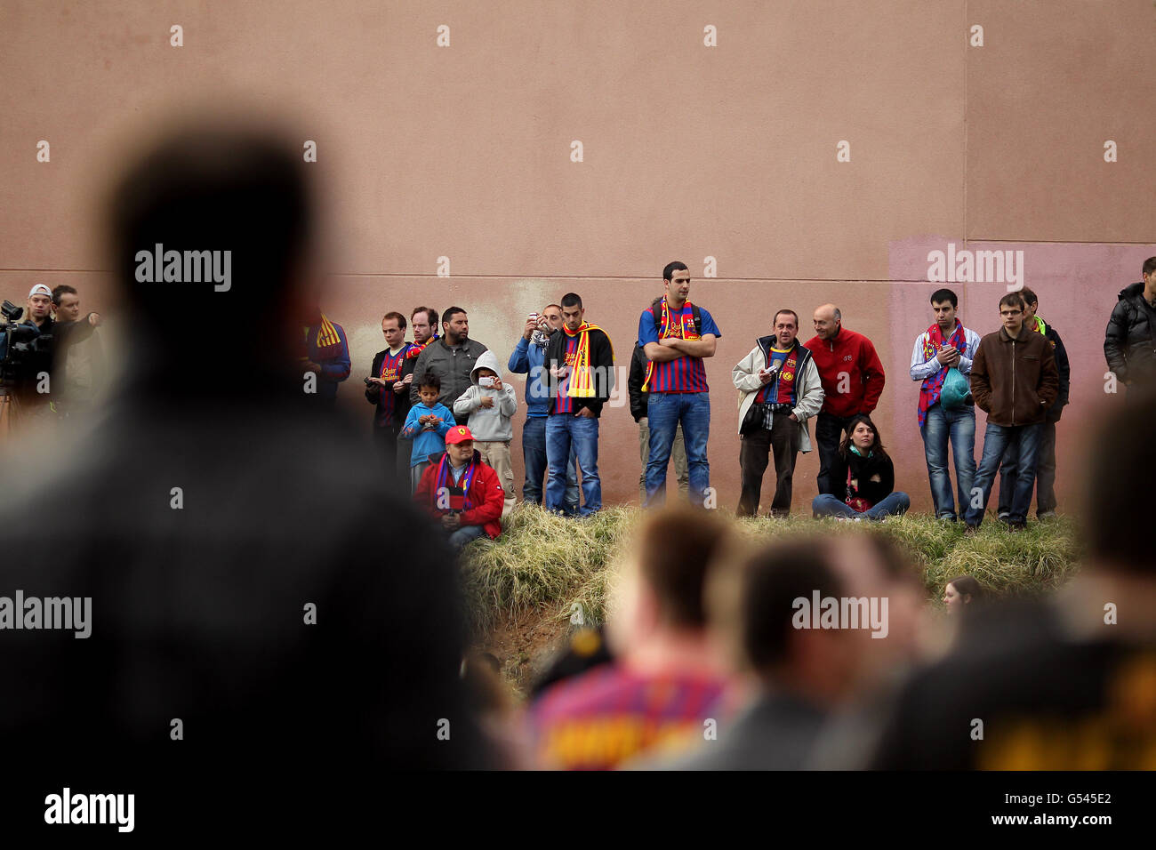 Barcelona fans outside the camp nou stadium hi-res stock photography ...