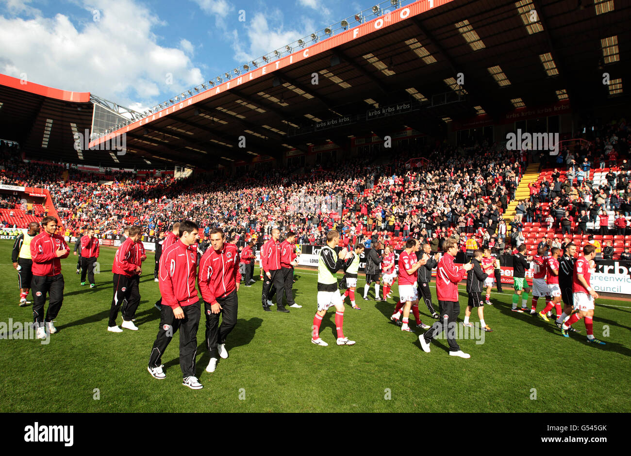 Charlton Athletic players during the lap of honour after the game Stock ...