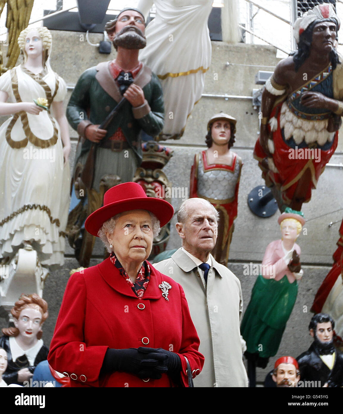 Queen Elizabeth II and the Duke of Edinburgh stand in front of Merchant ...
