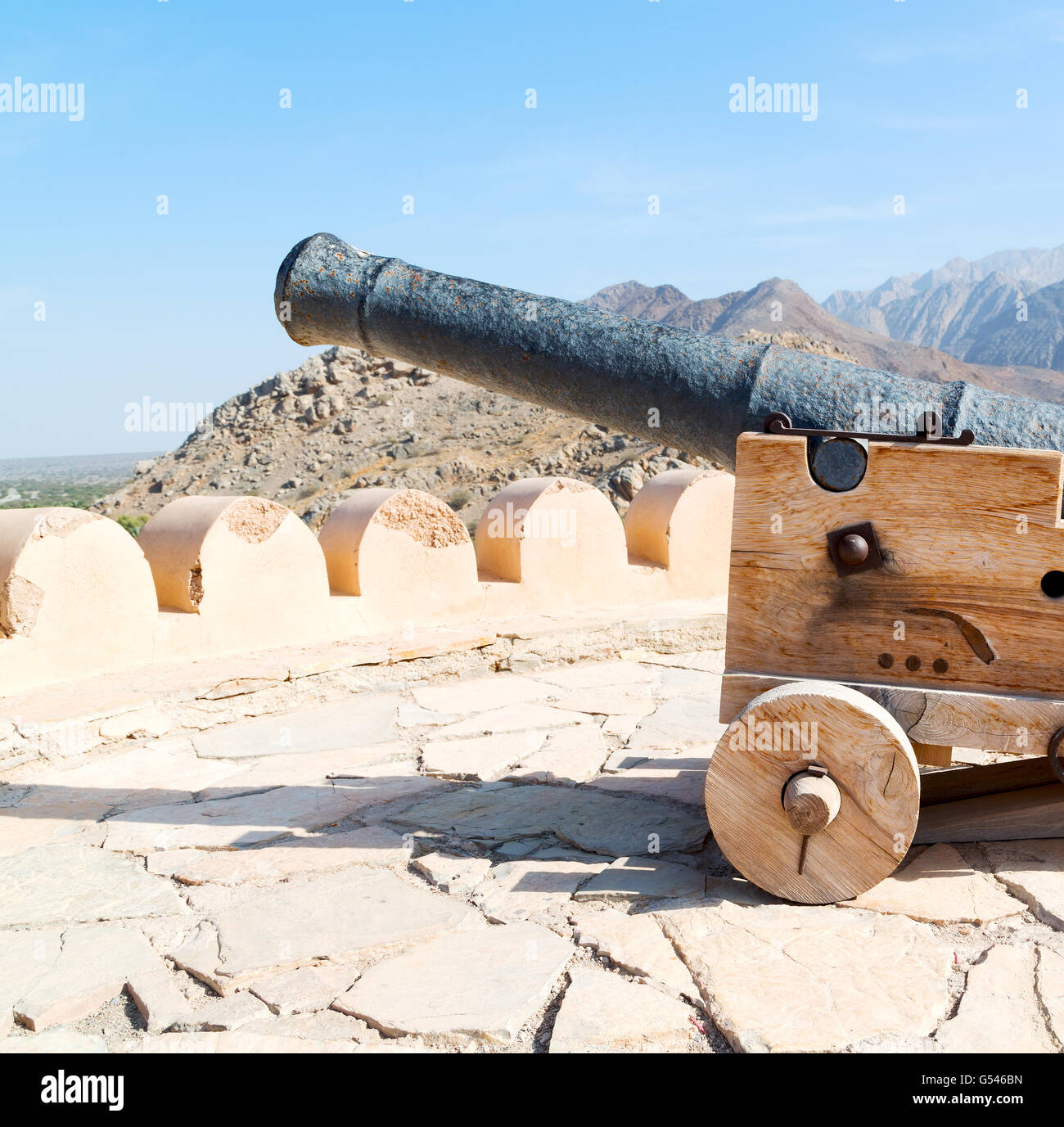 castle and cannon near the wall in oman muscat the old Stock Photo - Alamy