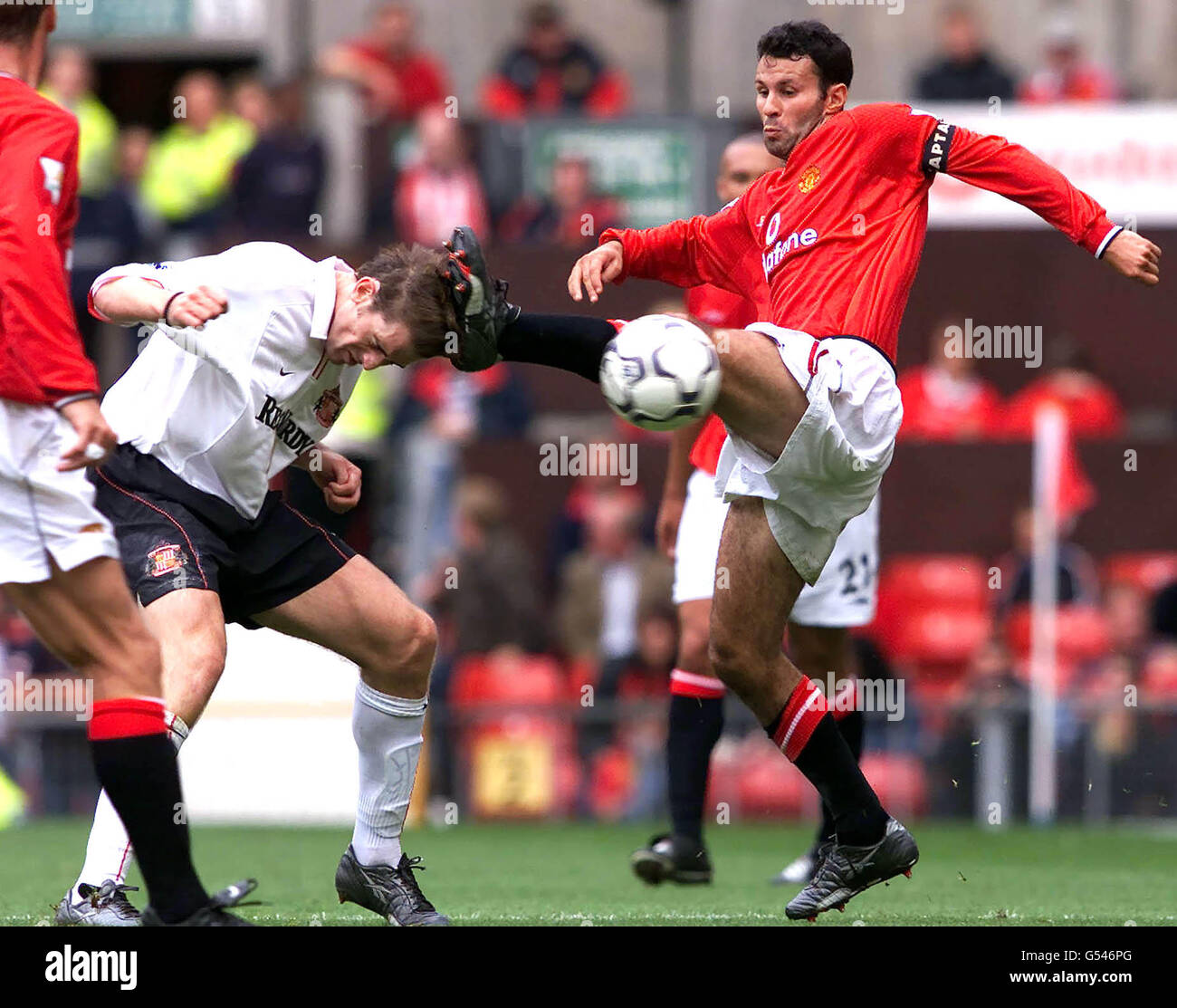 Manchester United's Ryan Giggs (right) mistakes Sunderland's Kevin ...