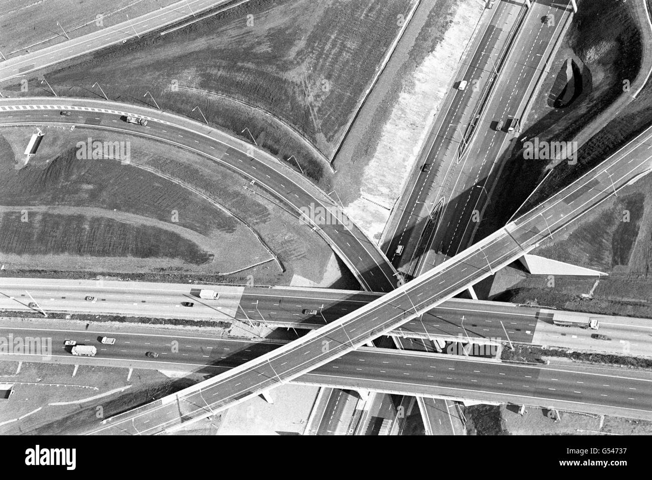 London motorway flyover hi-res stock photography and images - Alamy