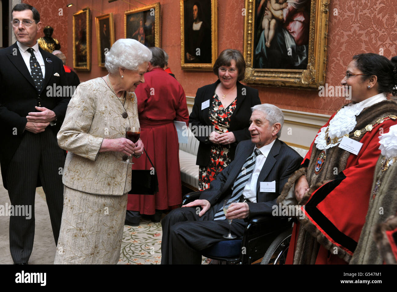Loyal addresses buckingham palace hi-res stock photography and images ...
