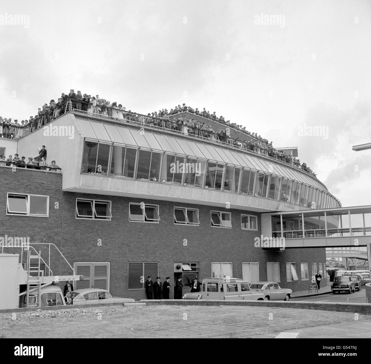 Heathrow terminal four exterior hi-res stock photography and images - Alamy