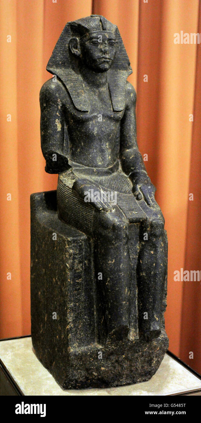 Granite statue of amenemhat iii hi-res stock photography and images - Alamy
