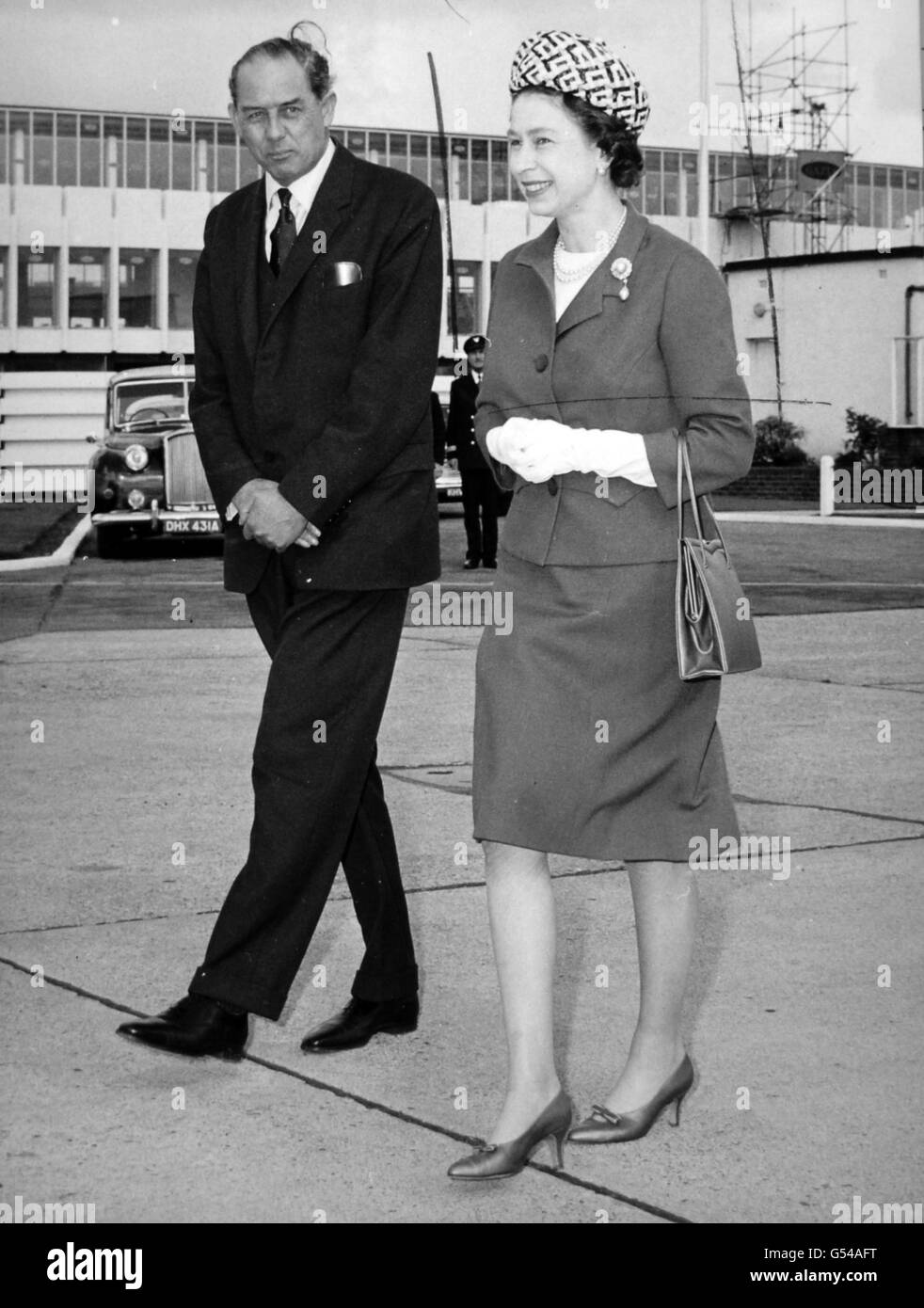 London heathrow airport elizabeth Black and White Stock Photos & Images ...