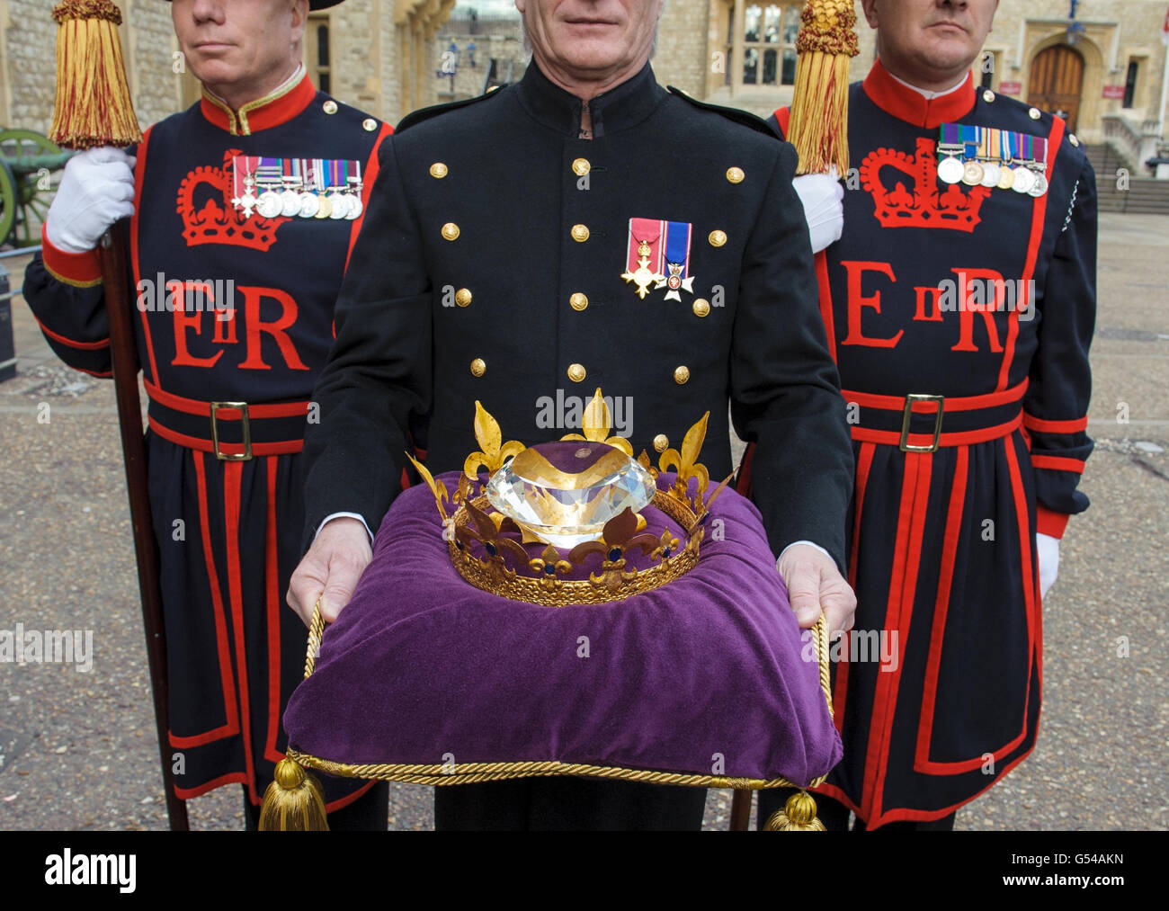 Pageantmaster of the Queen's Diamond Jubilee Beacons Bruno Peek (centre ...