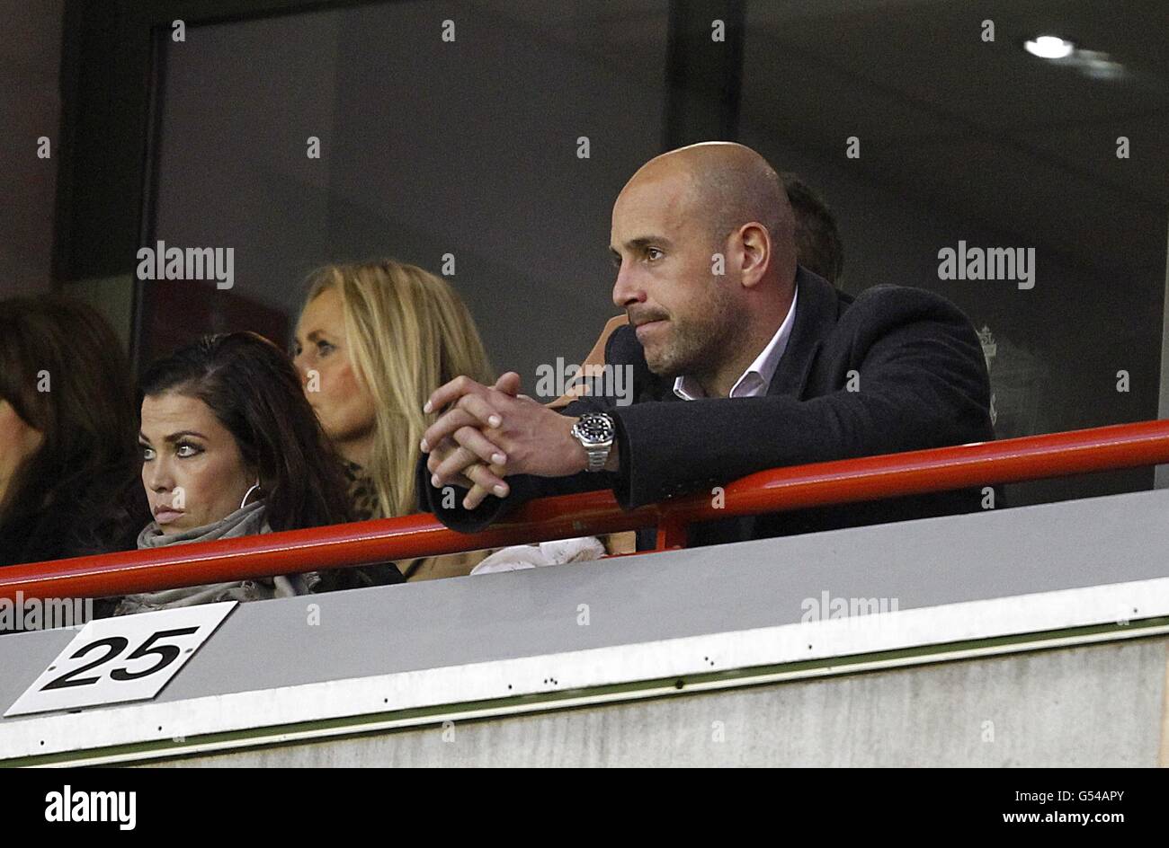 Liverpools goalkeeper pepe reina hi-res stock photography and images ...