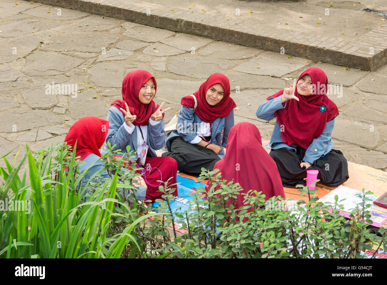 Indonesia, Java Barat, Kota Bandung, schoolgirls at the lunch break ...