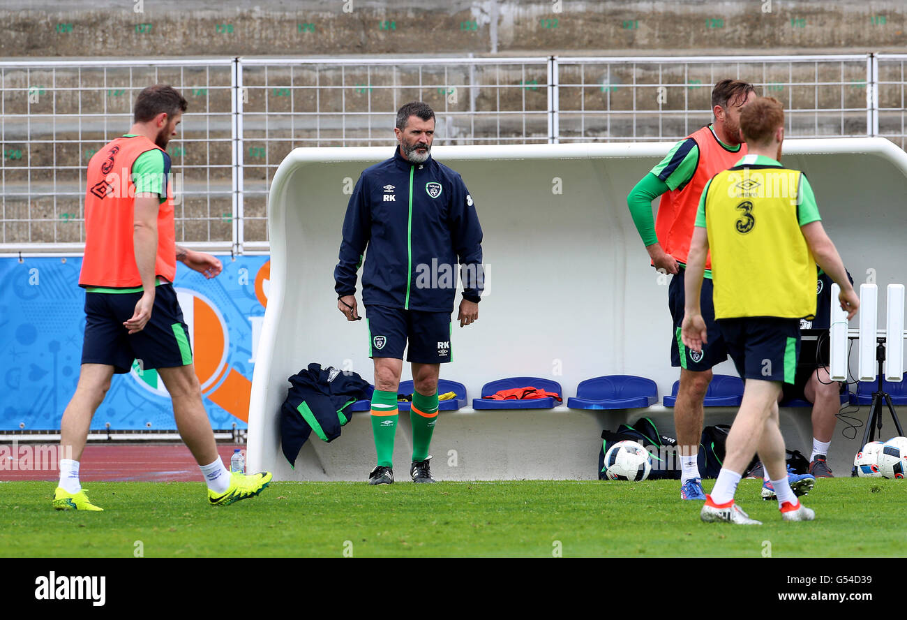 Republic of Ireland assistant manager Roy Keane during a training ...
