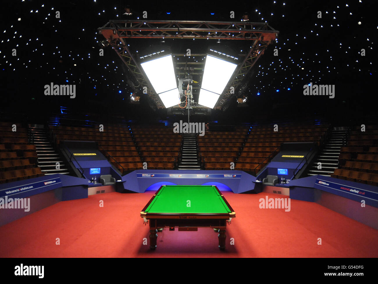 The crucible sheffield snooker arena hi-res stock photography and ...