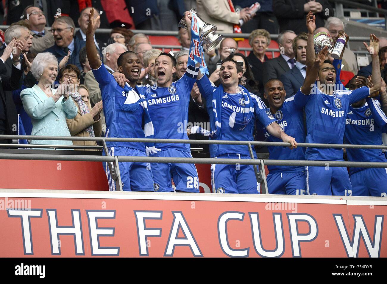 John terry trophy wembley hi-res stock photography and images - Alamy