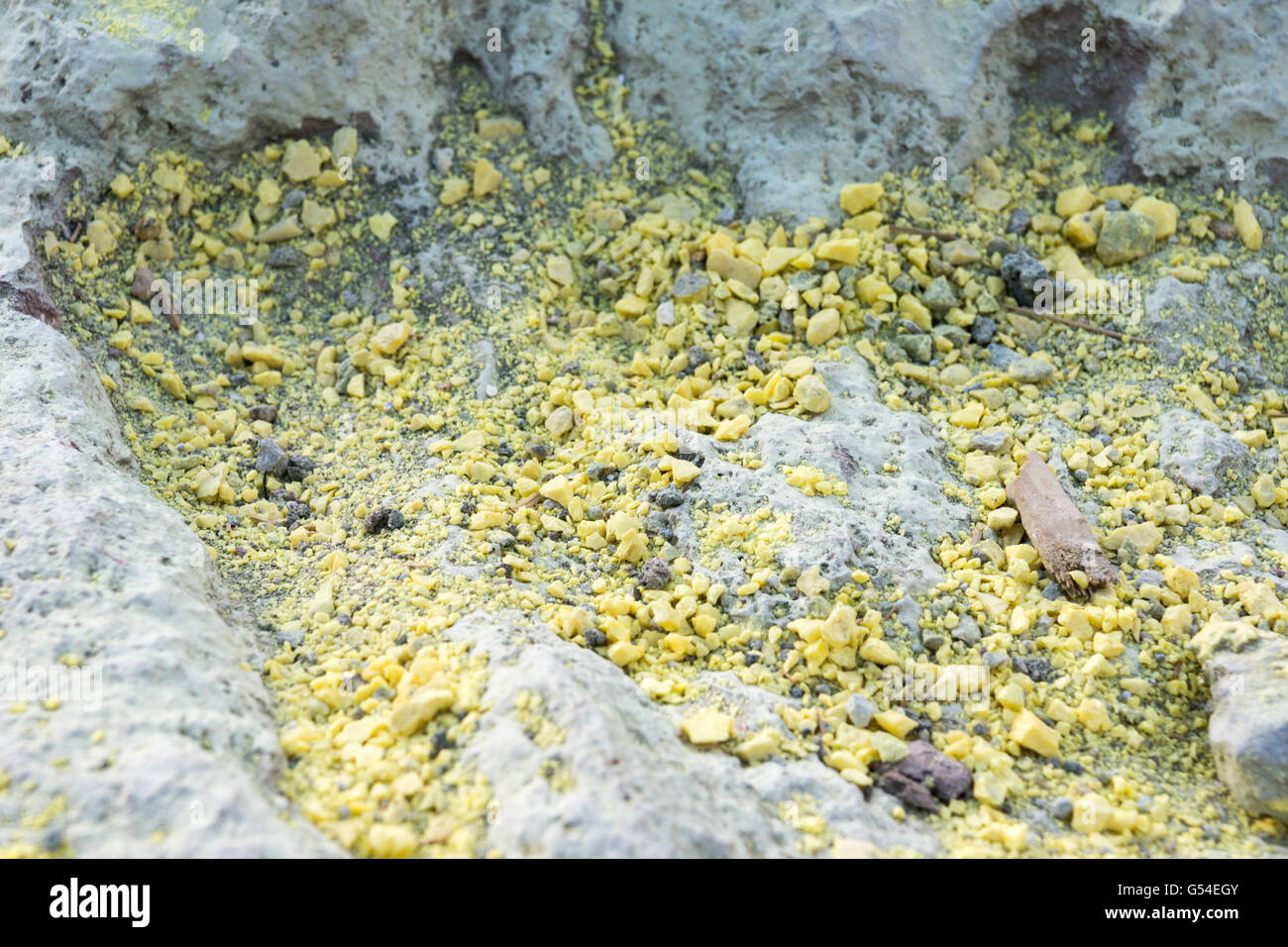 Sulfur lumps hi-res stock photography and images - Alamy