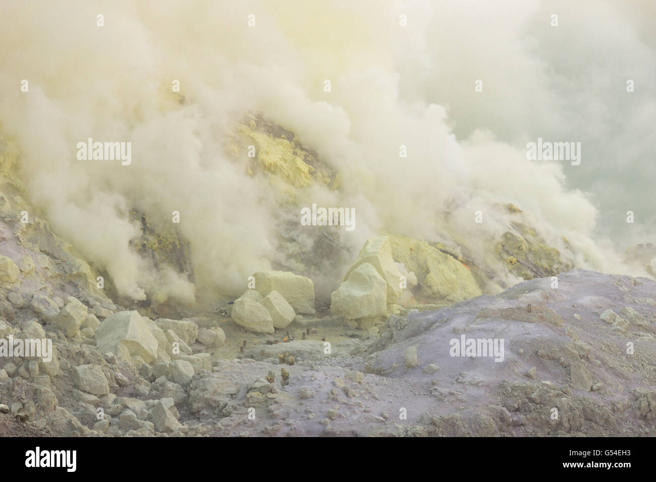 Sulfur lumps hi-res stock photography and images - Alamy