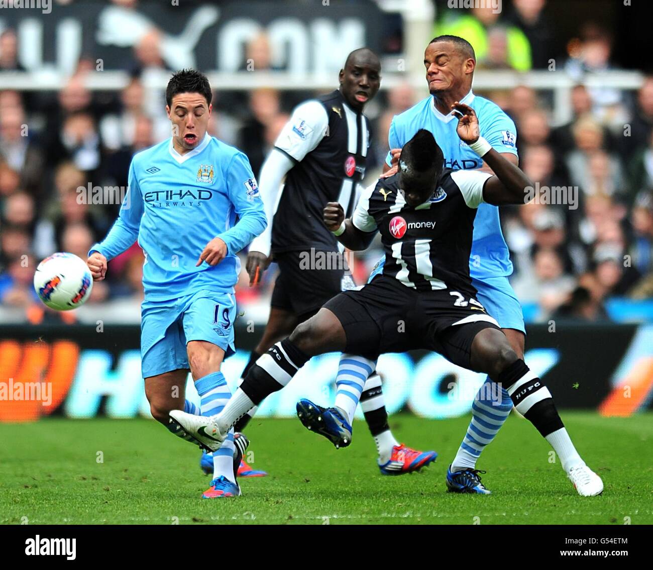 Manchester City's Samir Nasri (left) and Vincent Kompany (right) battke ...