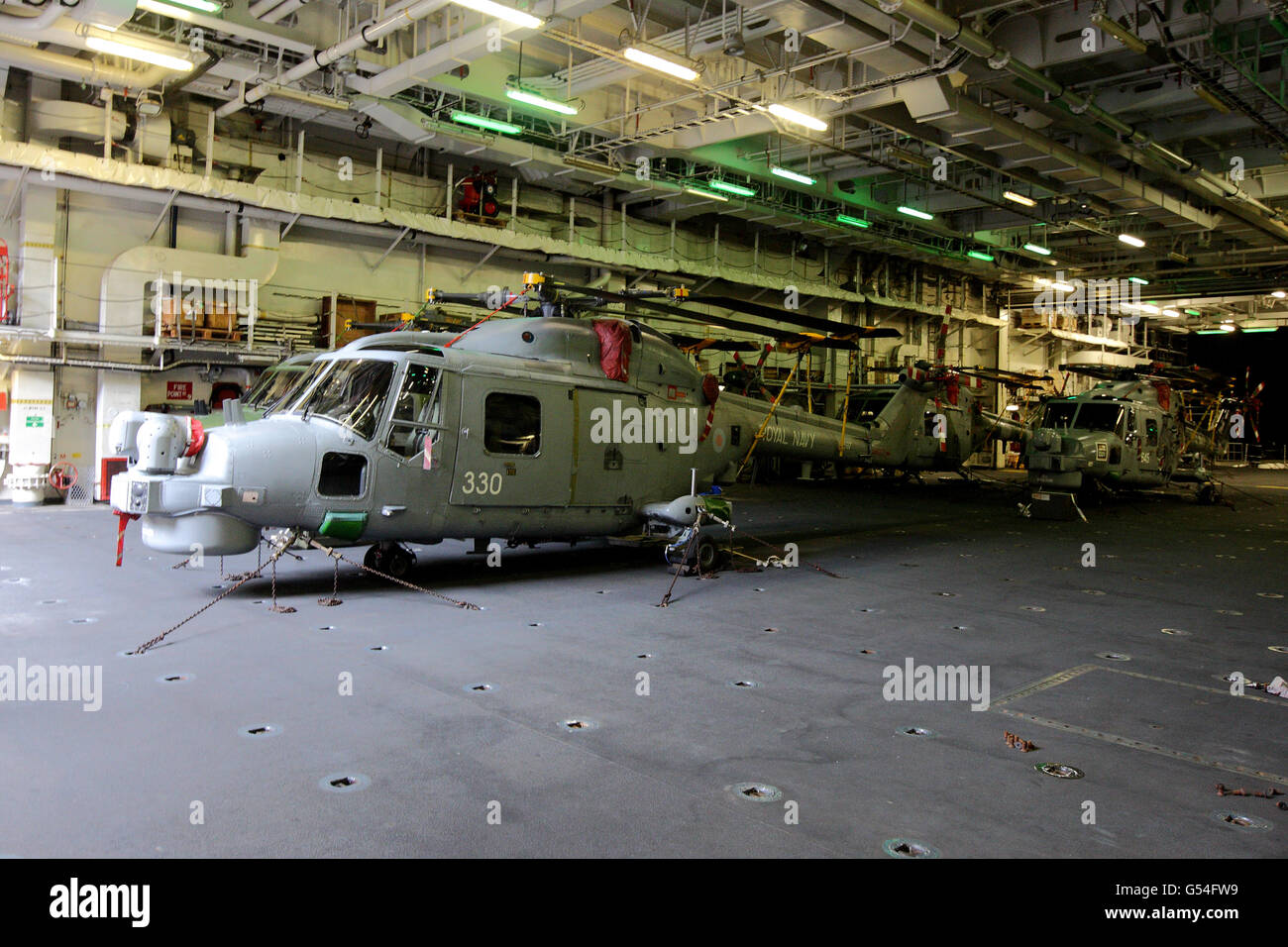 Engineers clean and repair a lynx helicopter onboard hms ocean hi-res ...