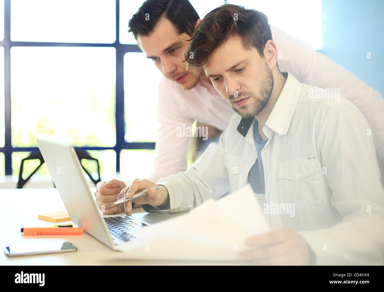 Teamwork in accounting professionals hi-res stock photography and ...