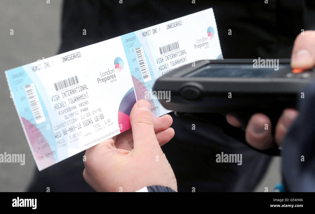 Ticket gates london hi-res stock photography and images - Alamy