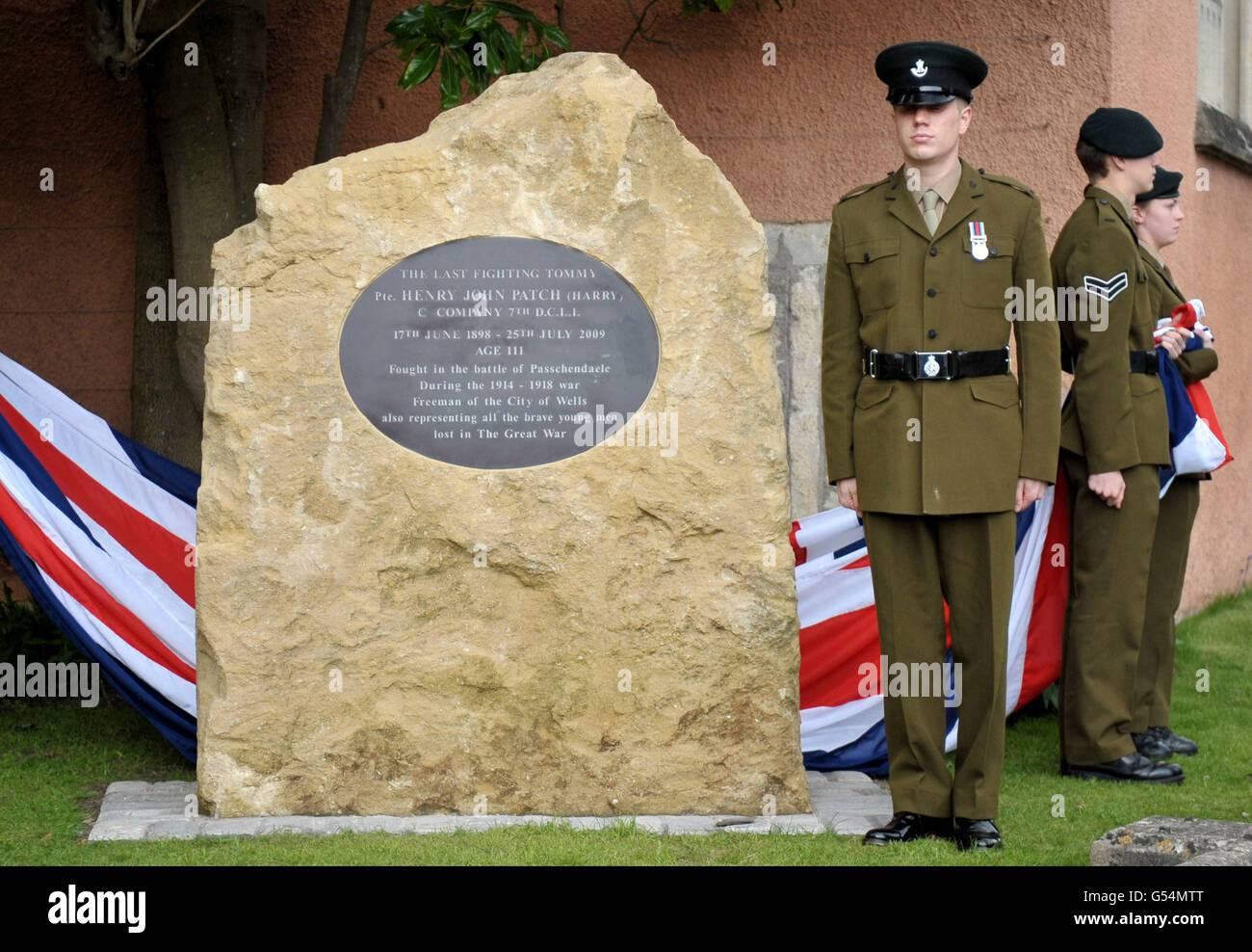 Rifleman Benjamin Cox from 6 Rifles (front right) with local cadets ...