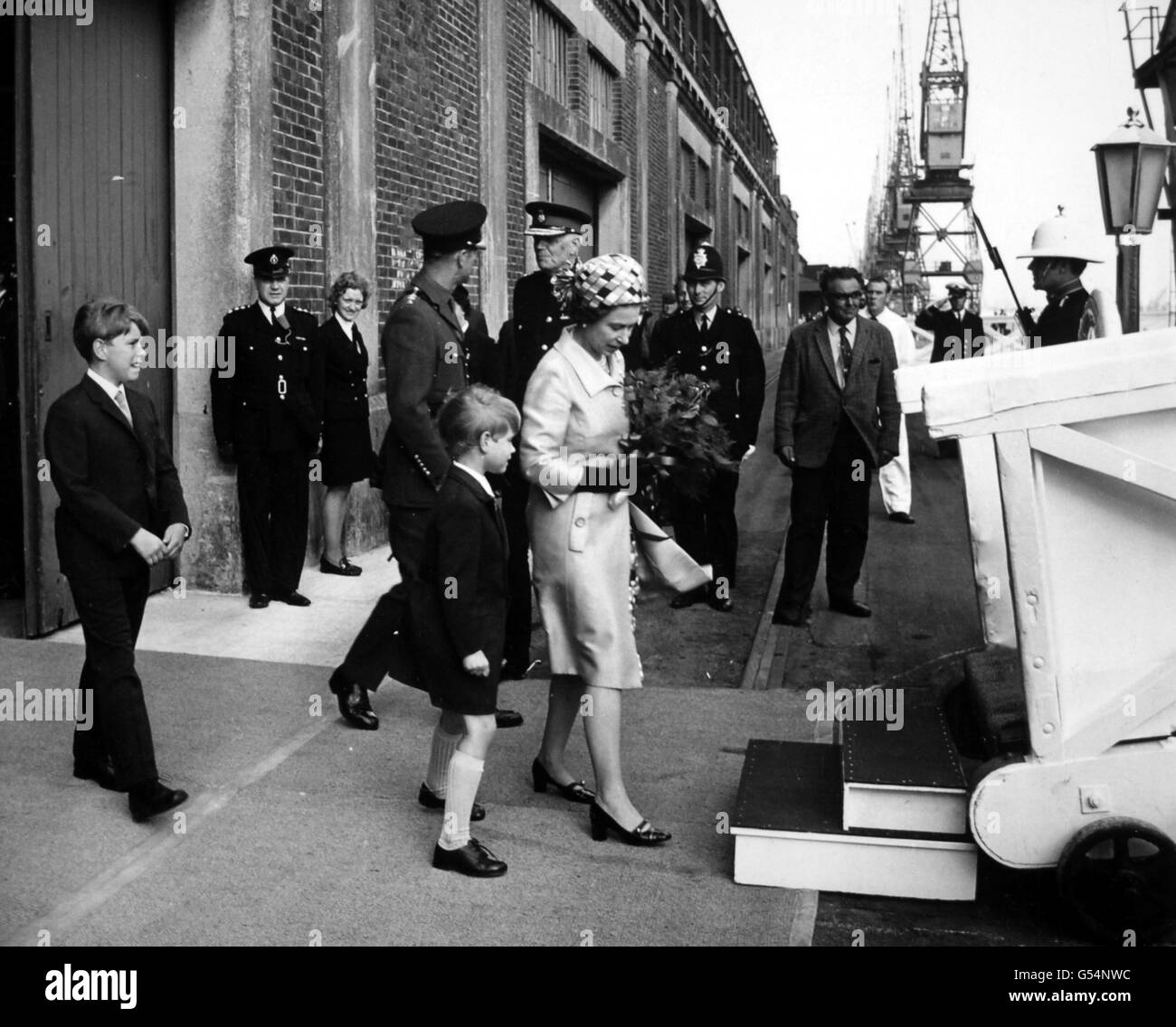 Queen elizabeth and prince andrew Black and White Stock Photos & Images ...