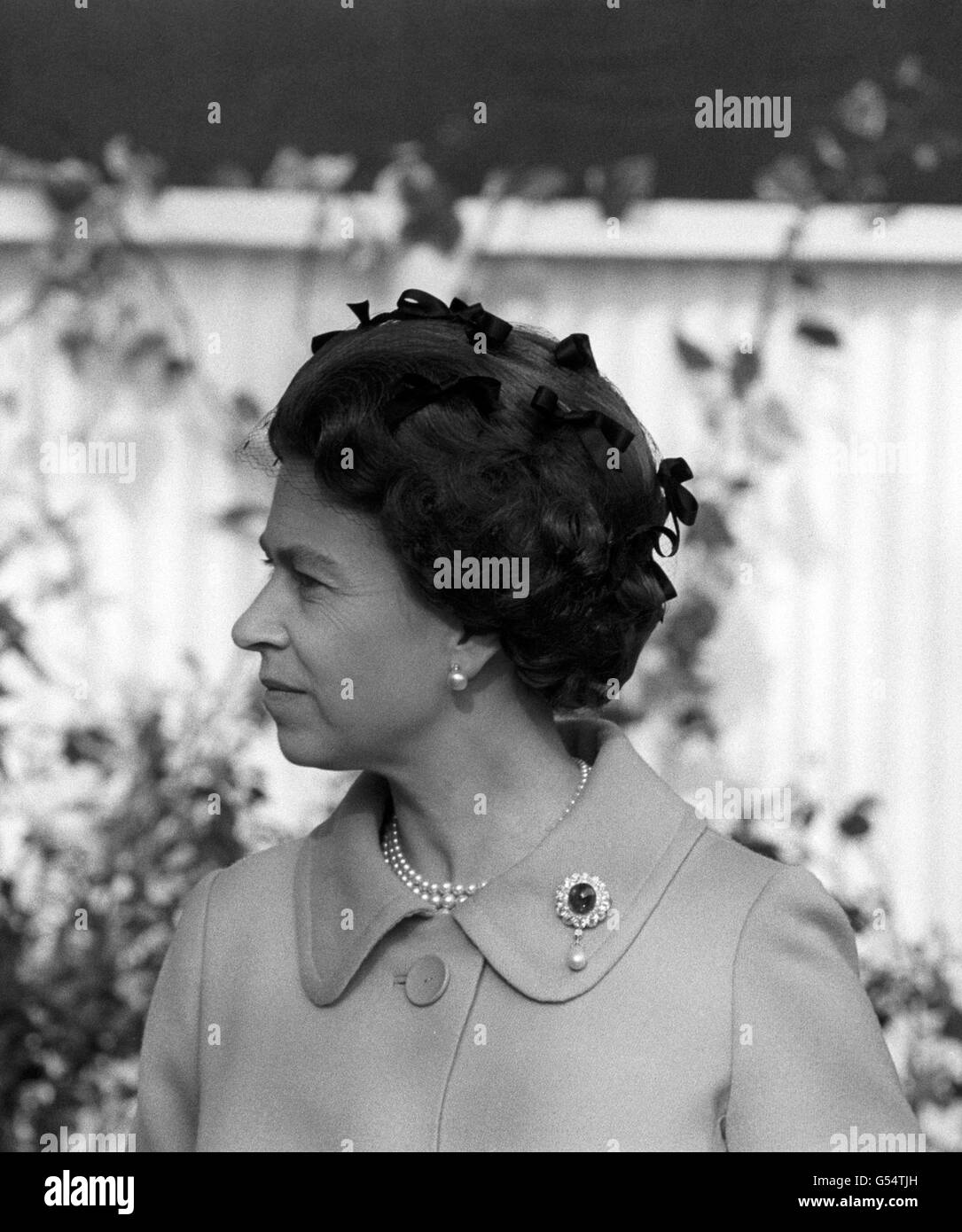 Queen elizabeth ii visiting the chelsea flower show hi-res stock ...