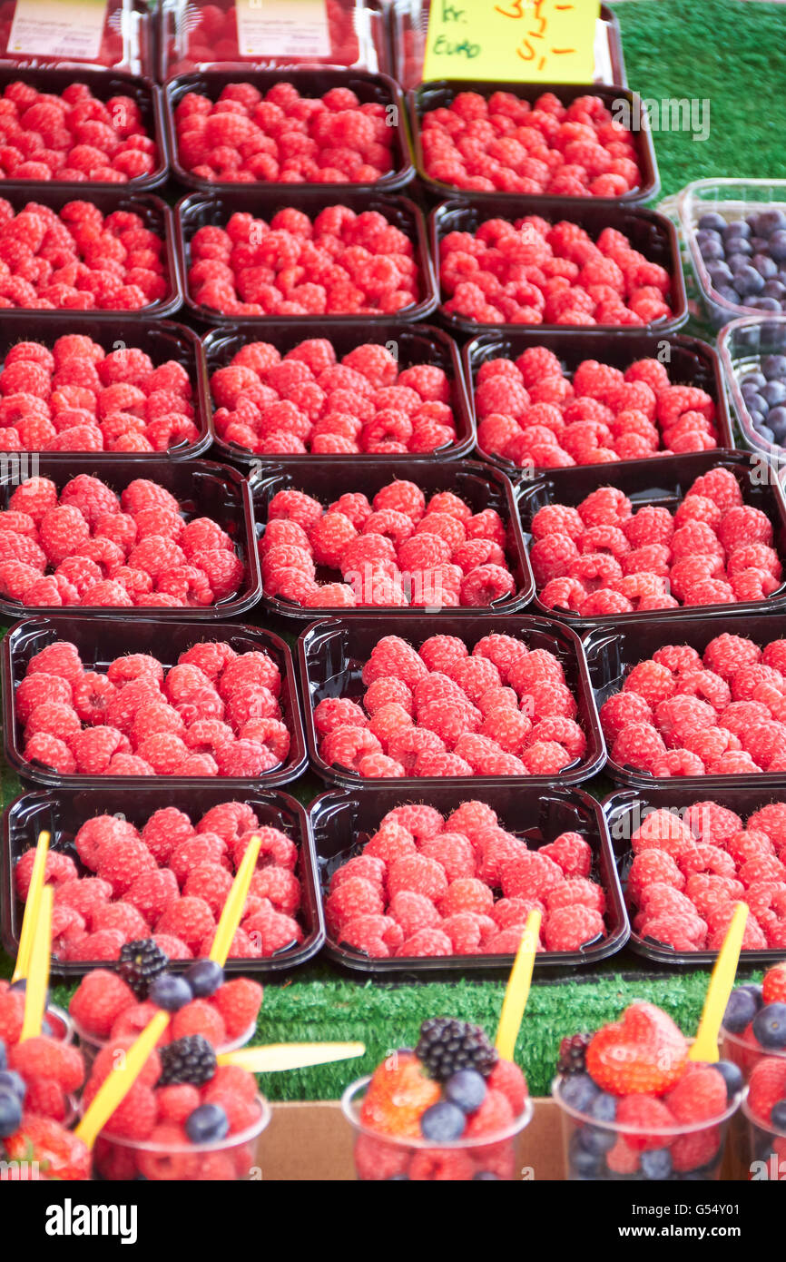 Raspberries and fruit mix on display at market Stock Photo - Alamy