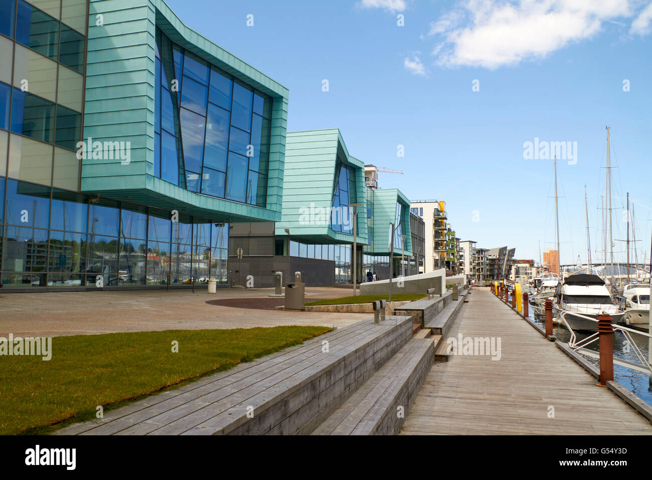 Modern building at the waterfront with floating docks outside Stock ...