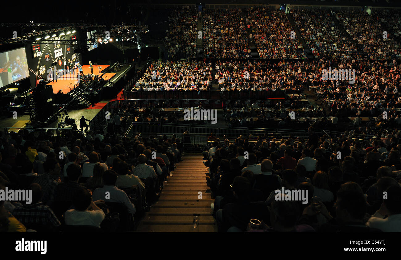 Darts - McCoy's Premier League Darts - O2 Arena Stock Photo - Alamy