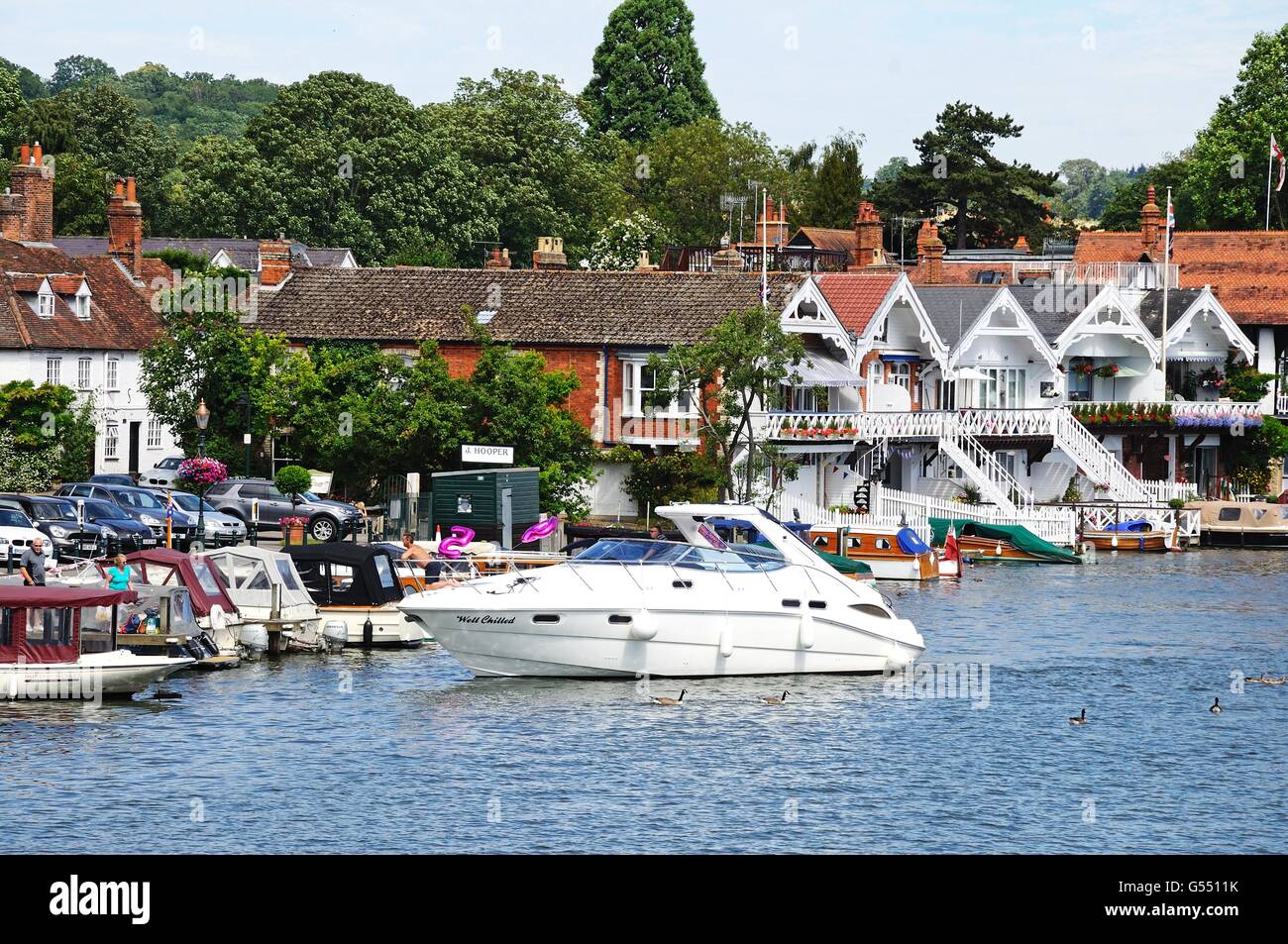Boats and riverside houses along the River Thames, Henley-on-Thames ...