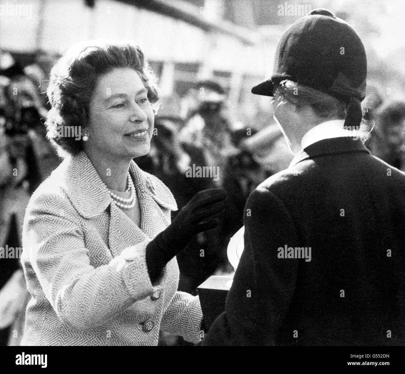 Queen elizabeth ii presenting daughter princess anne raleigh trophy hi ...