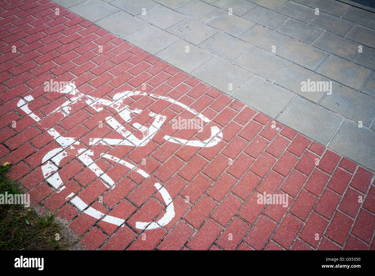 Red pavement bike lane hi-res stock photography and images - Alamy