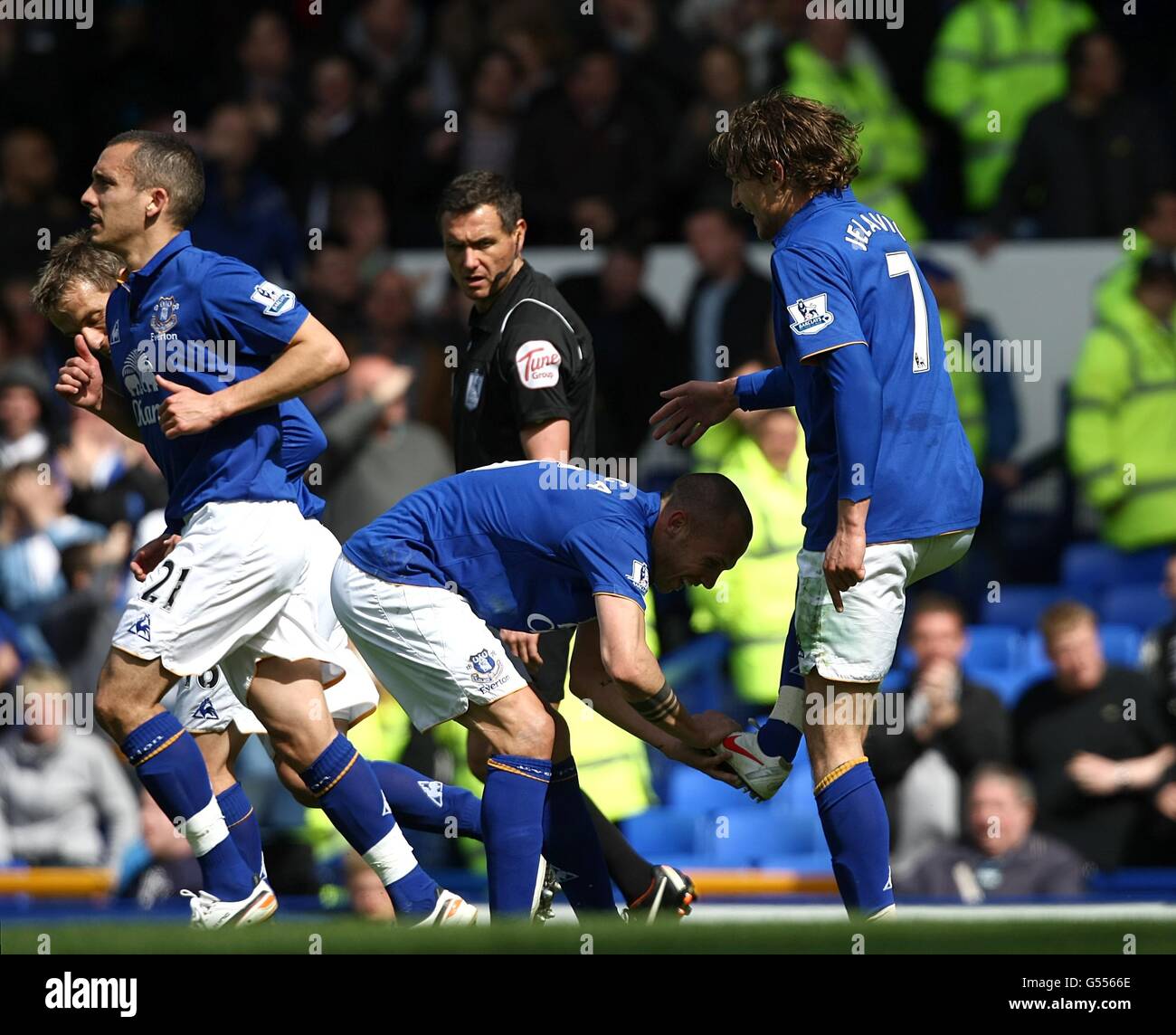 Evertons johnny heitinga barclays premier league match goodison park hi ...