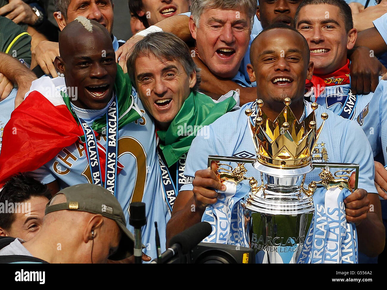 Manchester city captain vincent kompany lifts premier league trophy hi ...