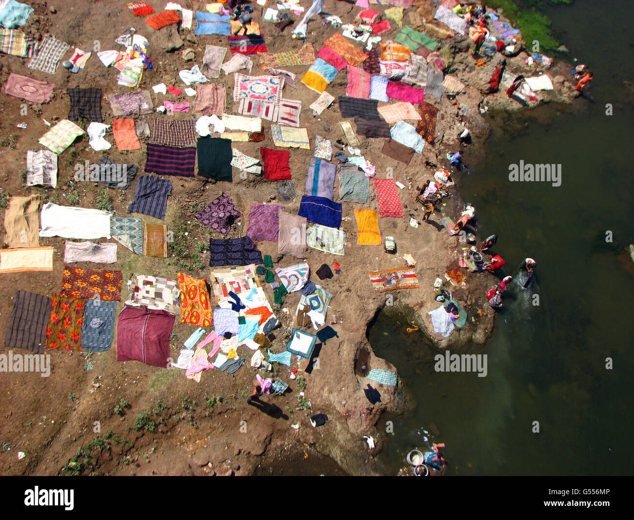 Poor people washing laundry in India Stock Photo - Alamy
