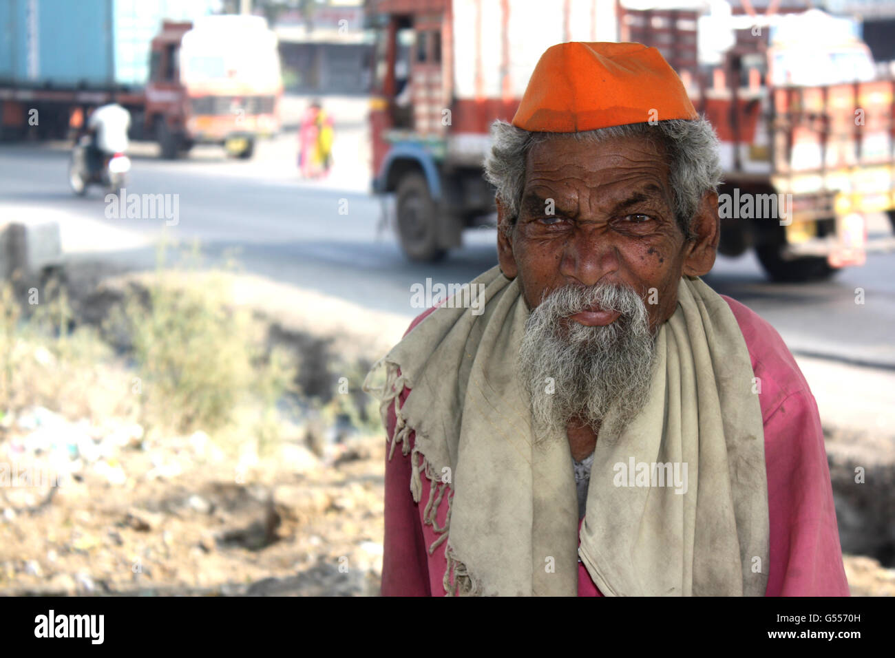 A poor old Indian man with a long beard, in traditional attire Stock ...
