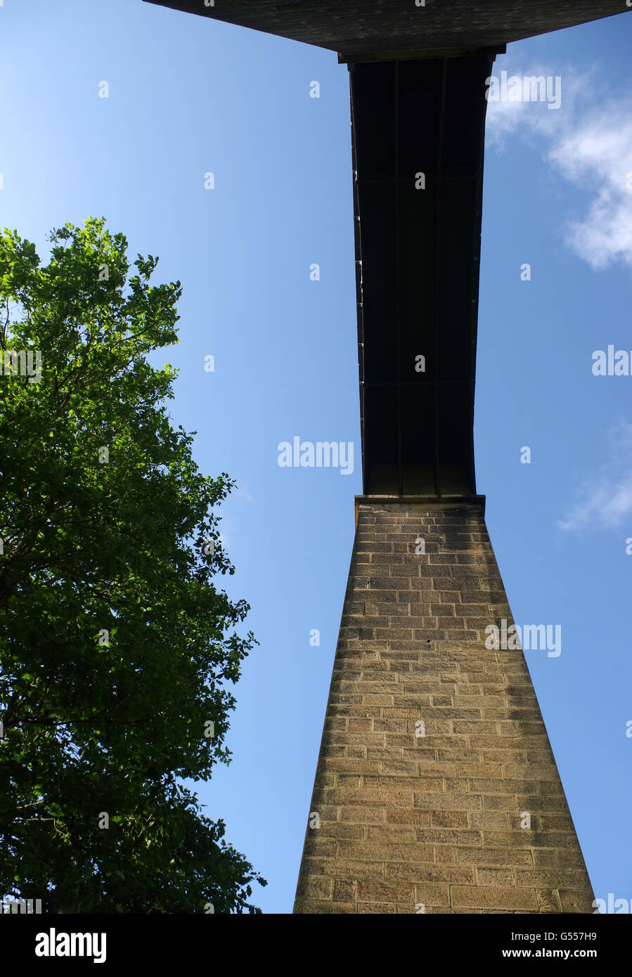 Stone and iron aqueduct hi-res stock photography and images - Alamy