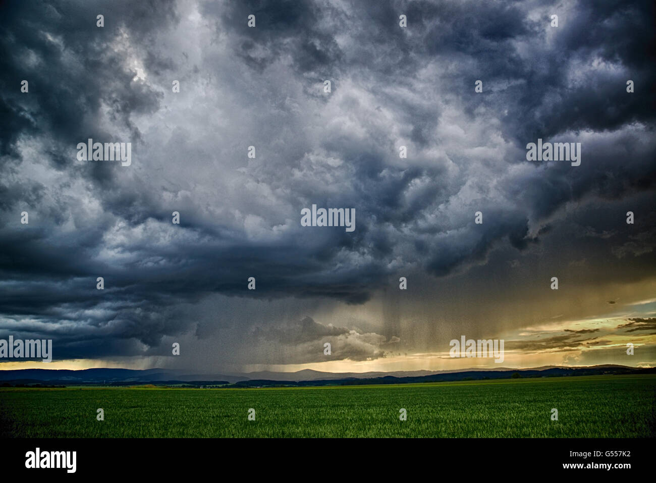 Rain cloud hi-res stock photography and images - Alamy