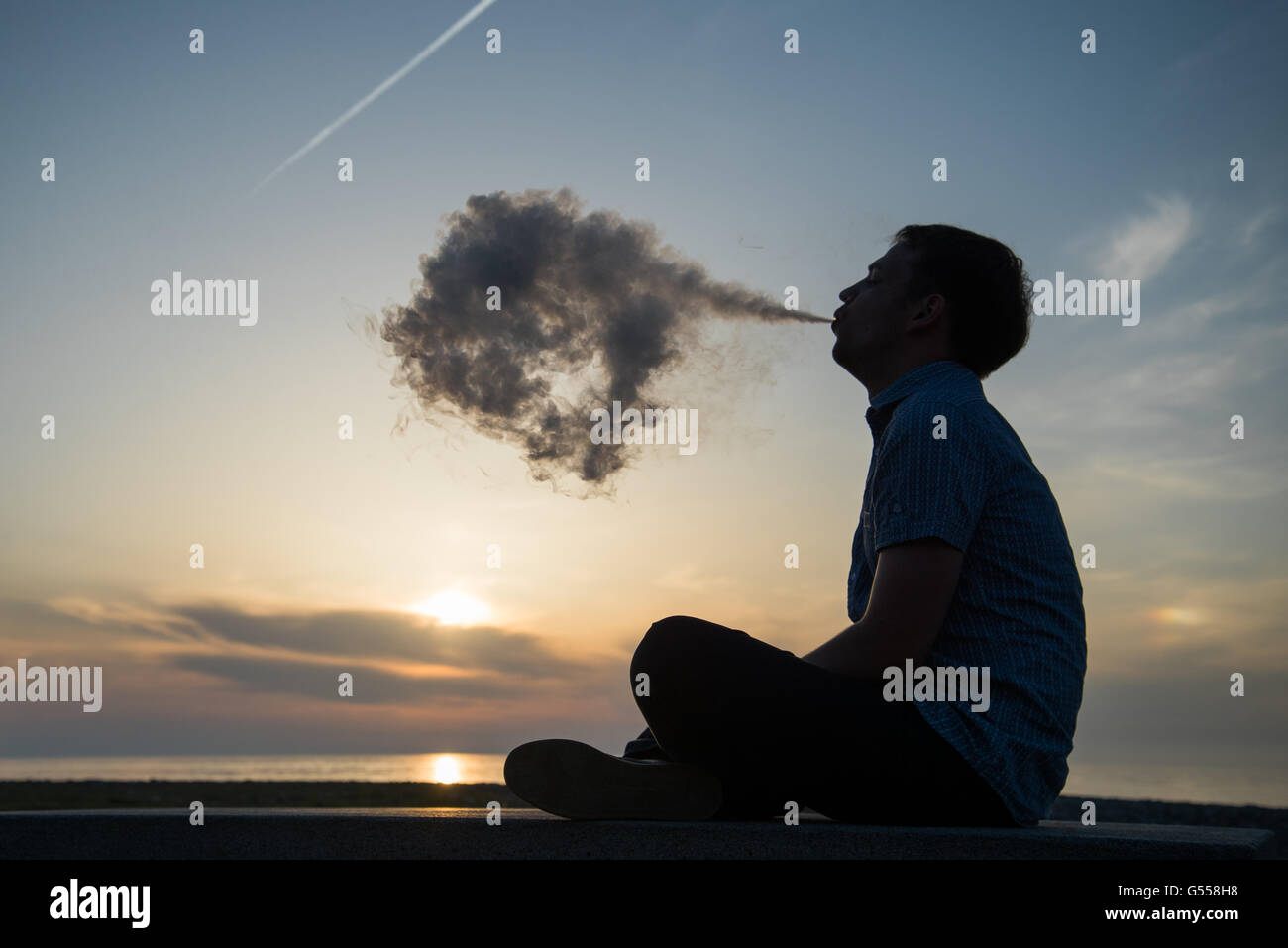 Man silhouette vaping hi-res stock photography and images - Alamy