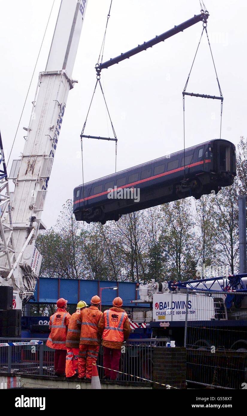 The recovery operation to remove wreckage from the Hatfield rail crash ...
