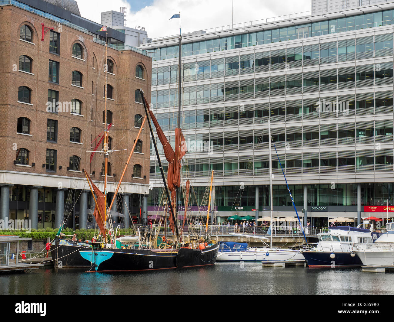 Narrowboat london thames hi-res stock photography and images - Alamy
