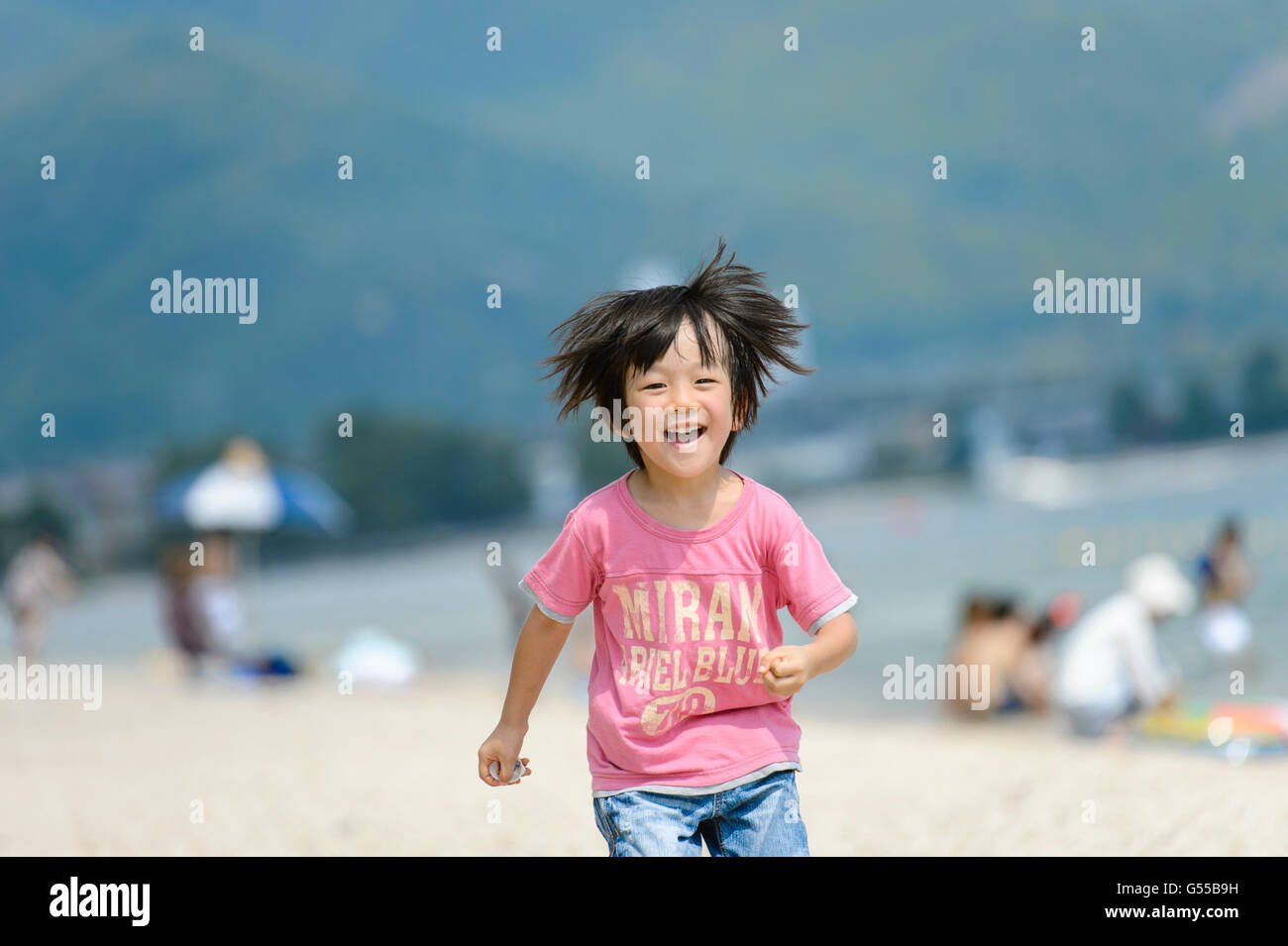 Kid at the beach hi-res stock photography and images - Alamy
