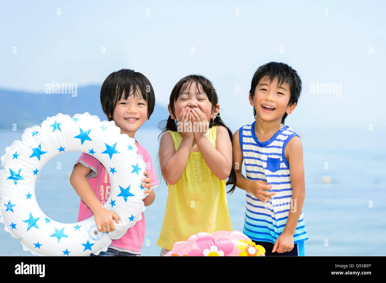 Kids at the beach Stock Photo - Alamy