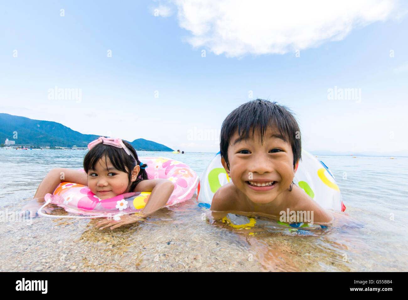 Kids at the beach Stock Photo - Alamy